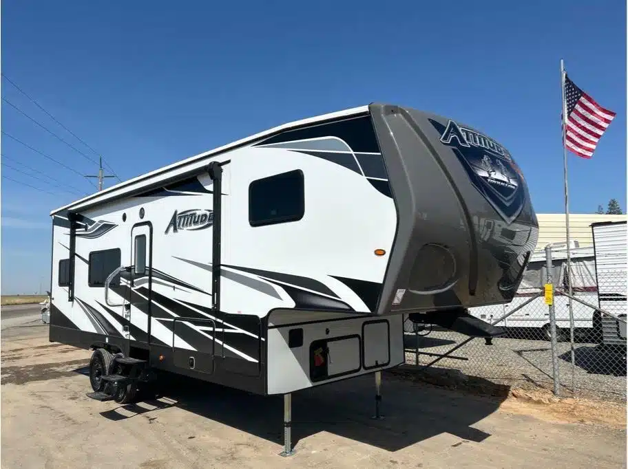 Fifth Wheel Toy Haulers under 35ft - RV Obsession